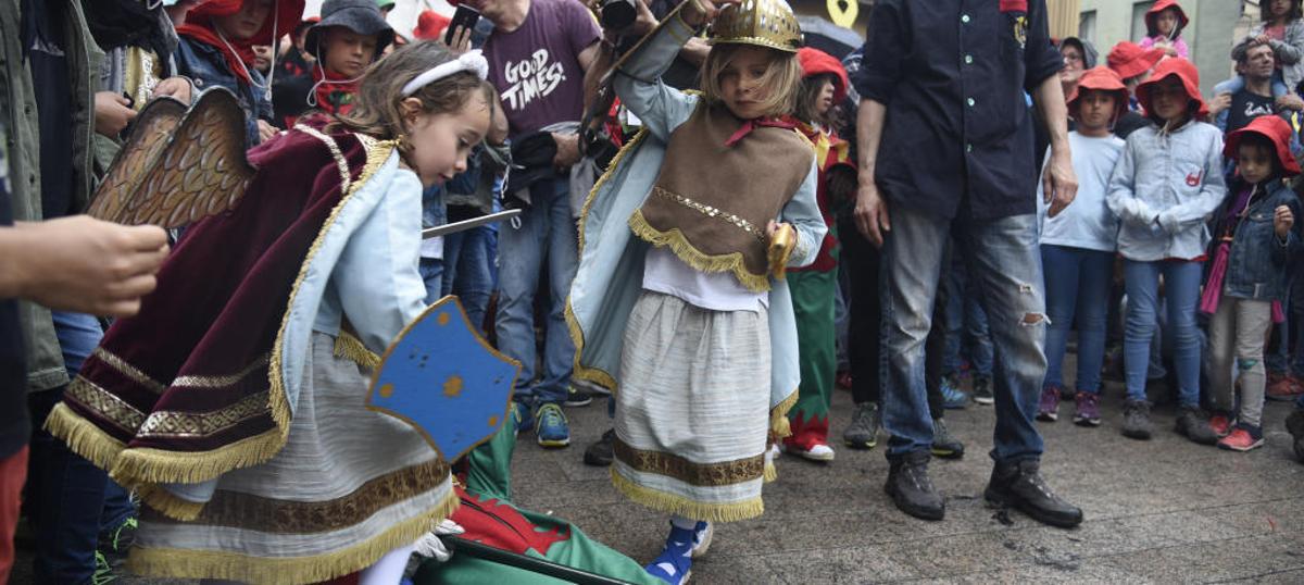 Els angelets no sortiran a la plaça fins que els fuets de les maces ...