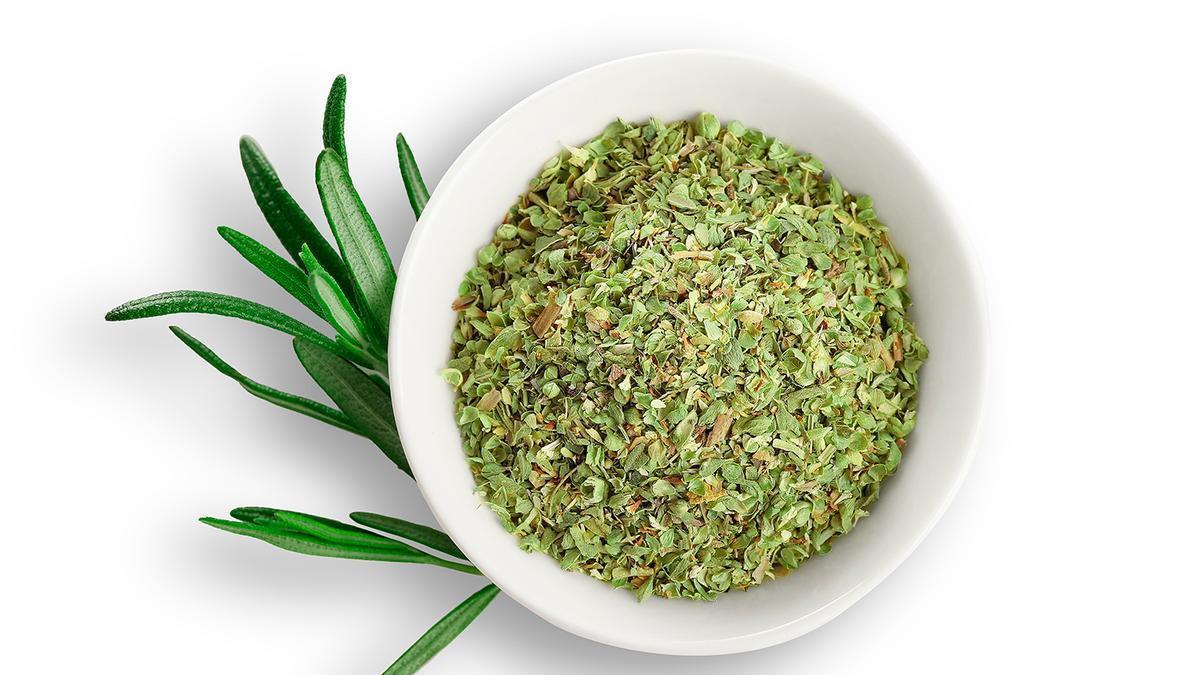 Romero en polvo en el pelo: la mezcla que más gente usa en la ducha para recuperar pelo