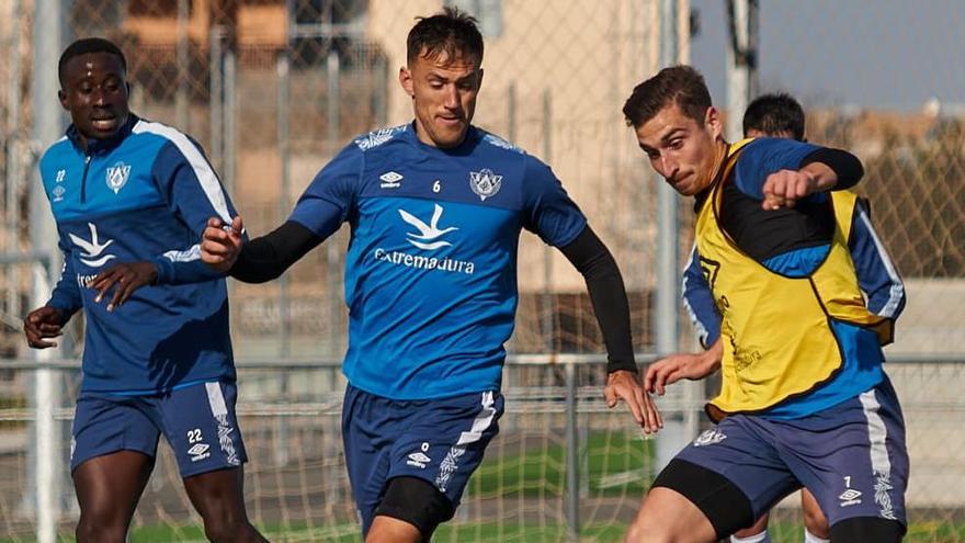 El Cacereño pierde a Ruymán y Molina, pero puede volver Clausí