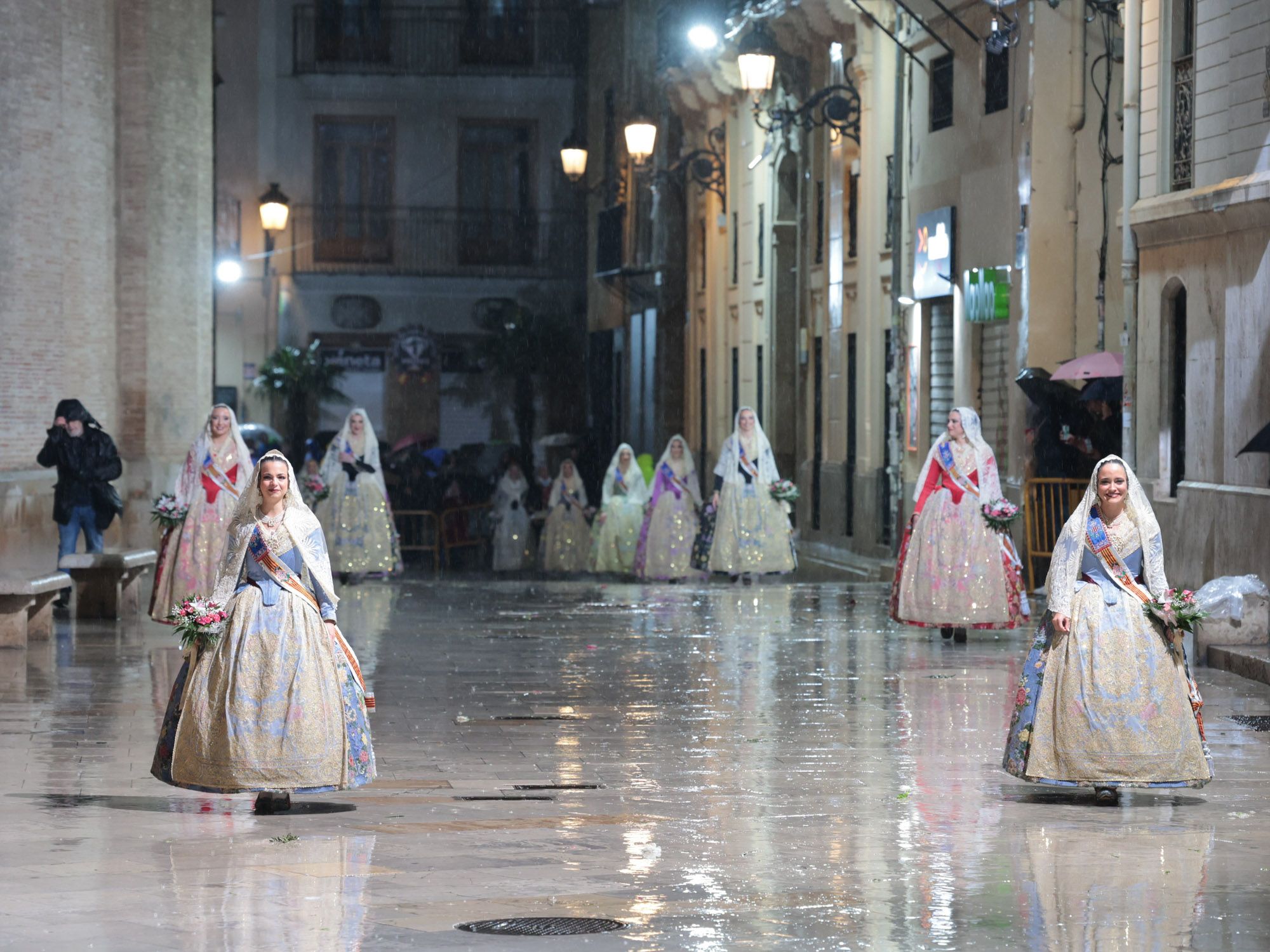 La Fallera Mayor de València, Berta Peiró, cierra la Ofrenda a la ...
