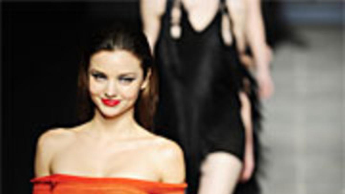 La modelo Miranda Kerr abre el 080 Barcelona Fashion vestida con diseños de Miriam Ponsa - El ...