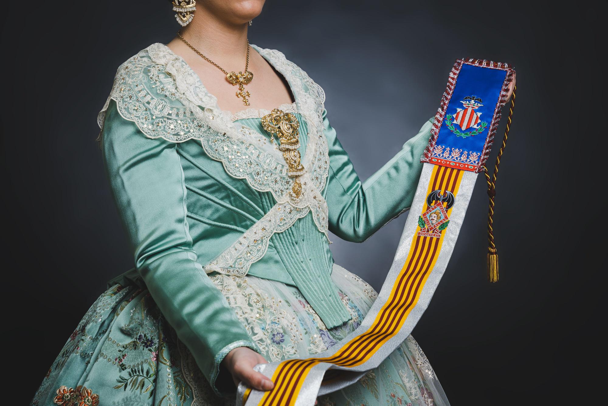 FALLERA MAYOR VALENCIA 2023: Así será su banda de fallera: la firma ...