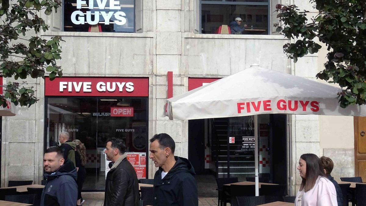 Five Guys abre su primera hamburguesería en el Centro de Málaga