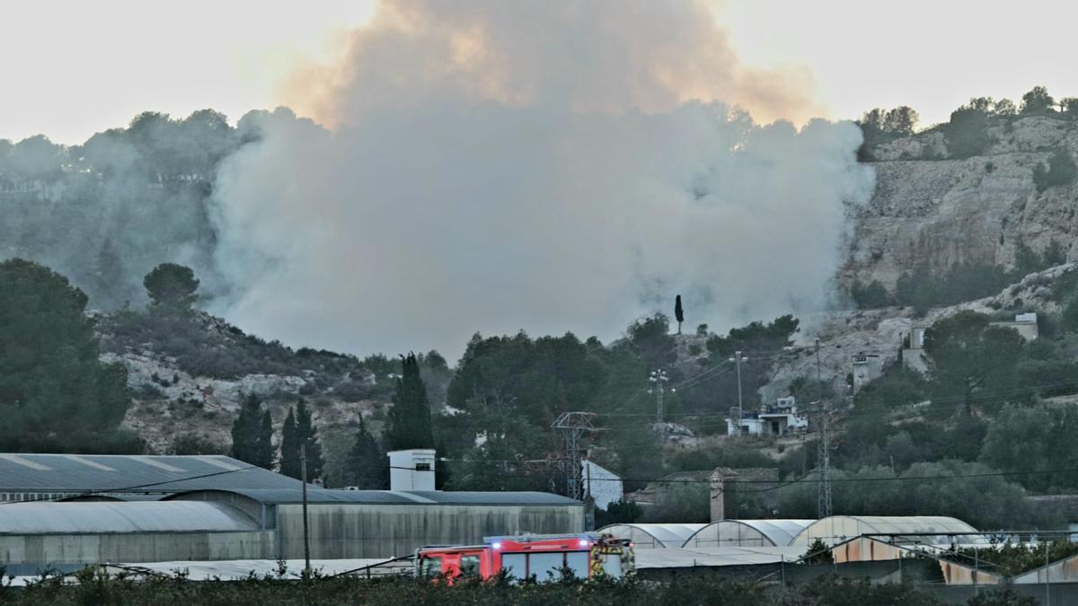 Emergencias pide a los vecinos que viven cerca del vertedero incendiado ...