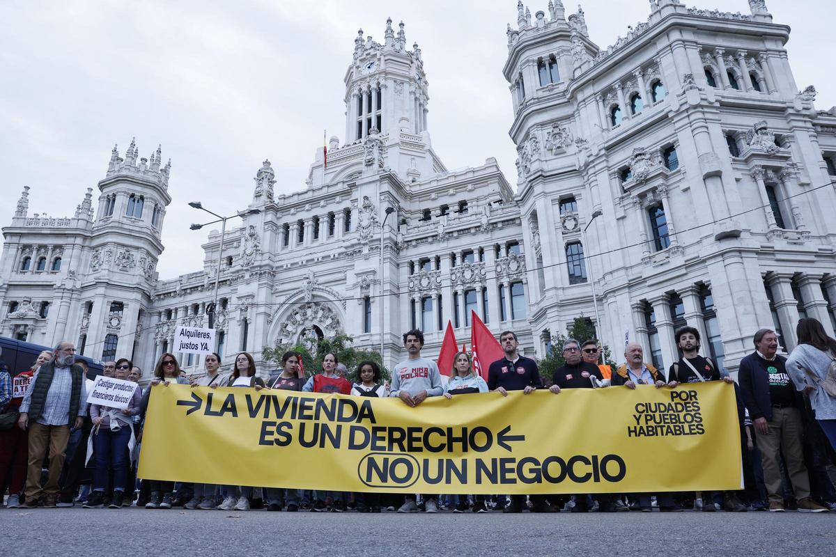 CRISIS DE VIVIENDA | Miles de ciudadanos se manifiestan en Madrid por el derecho a una vivienda ...