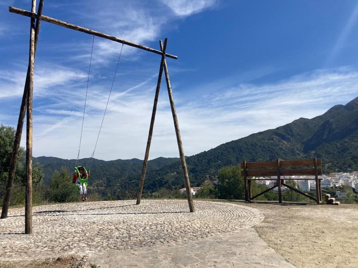 Istán estrena un banco y un columpio panorámicos, entre los más grandes ...