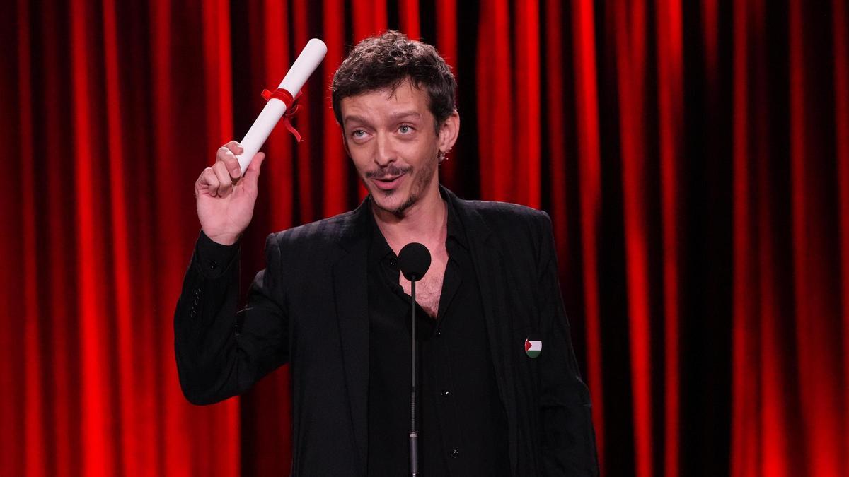 Albert Serra recibe la Concha de Oro del Festival de cine de San Sebastián