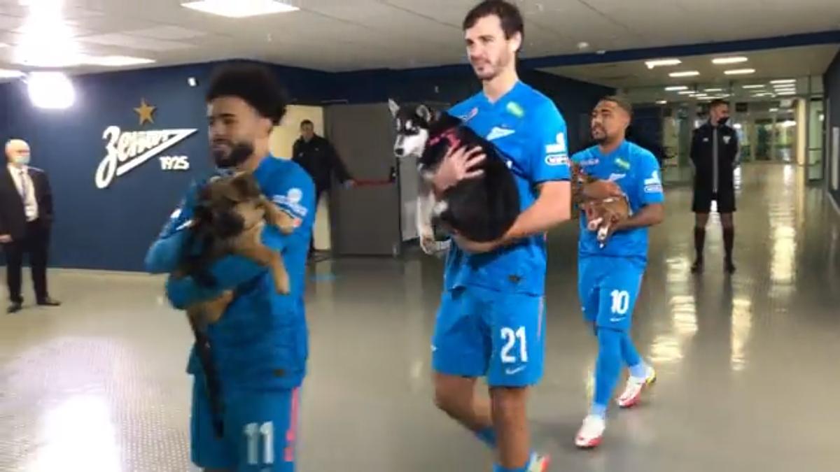 Lo más tierno que verás en un campo de fútbol: Jugadores saltando al ...