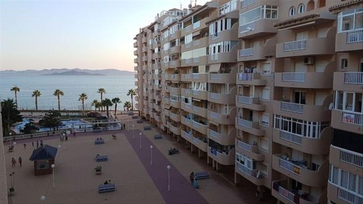 Un herido al arder un piso de La Manga en un edificio de 14 plantas
