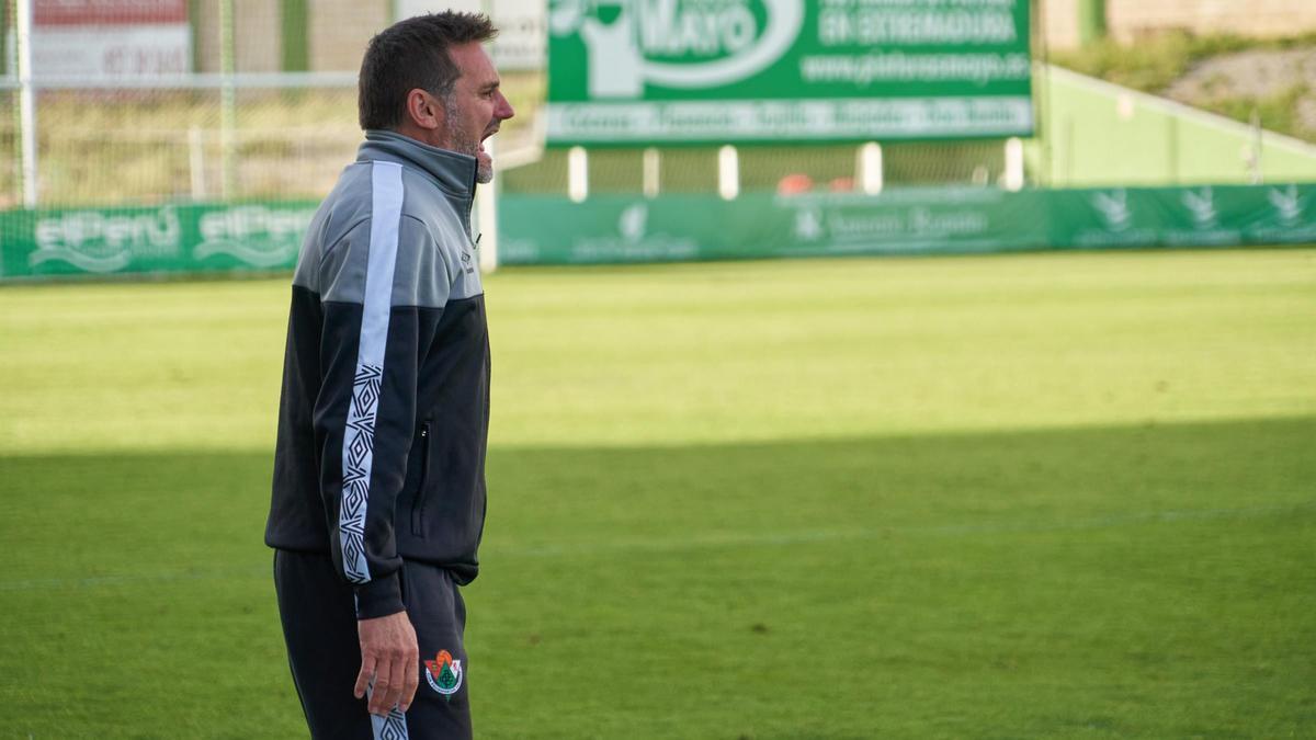 Julio Cobos renueva otro año en el Cacereño