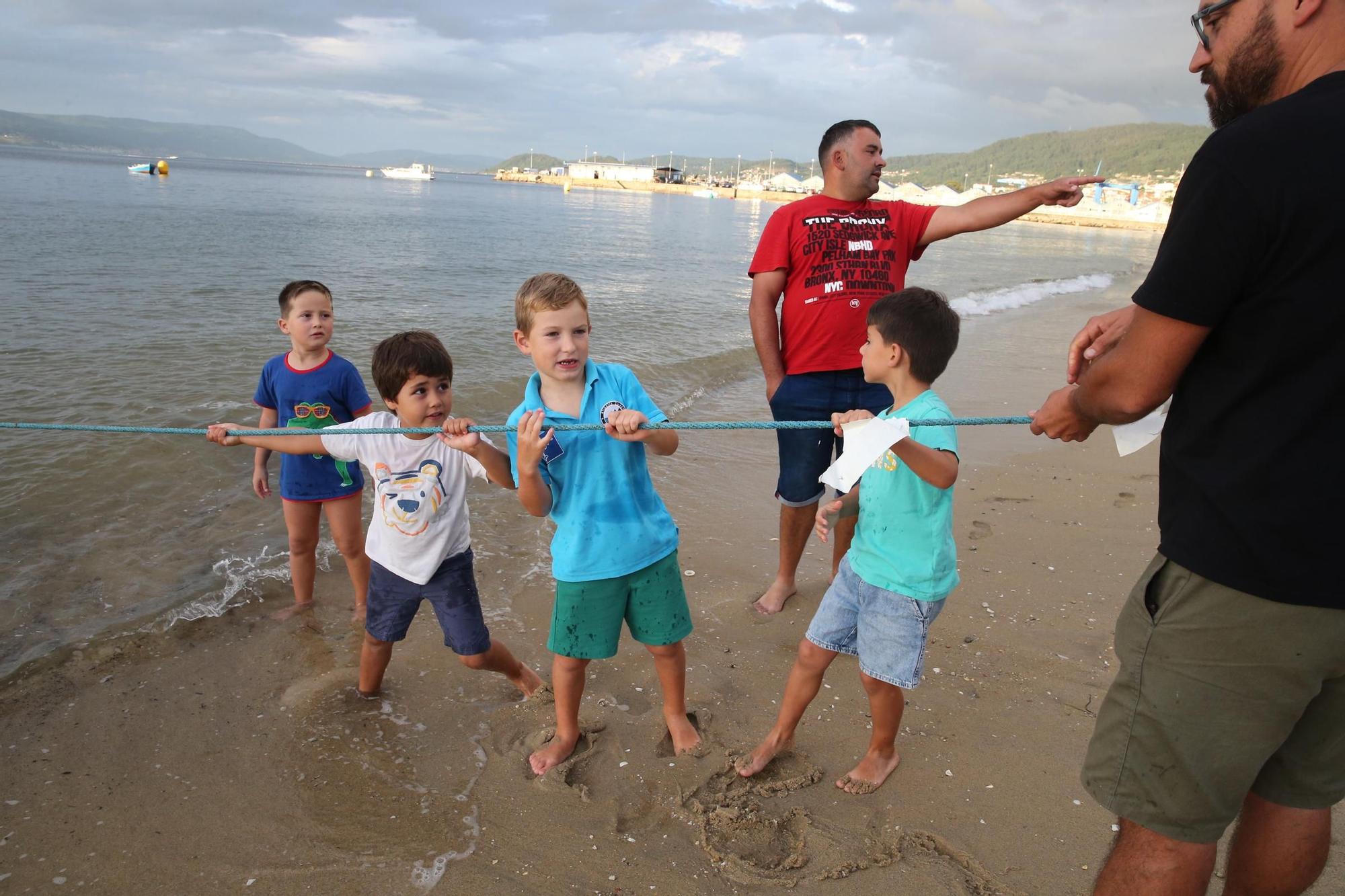 Una rapeta en la playa de Banda do Río. II Xornadas Bueu Vive o Mar