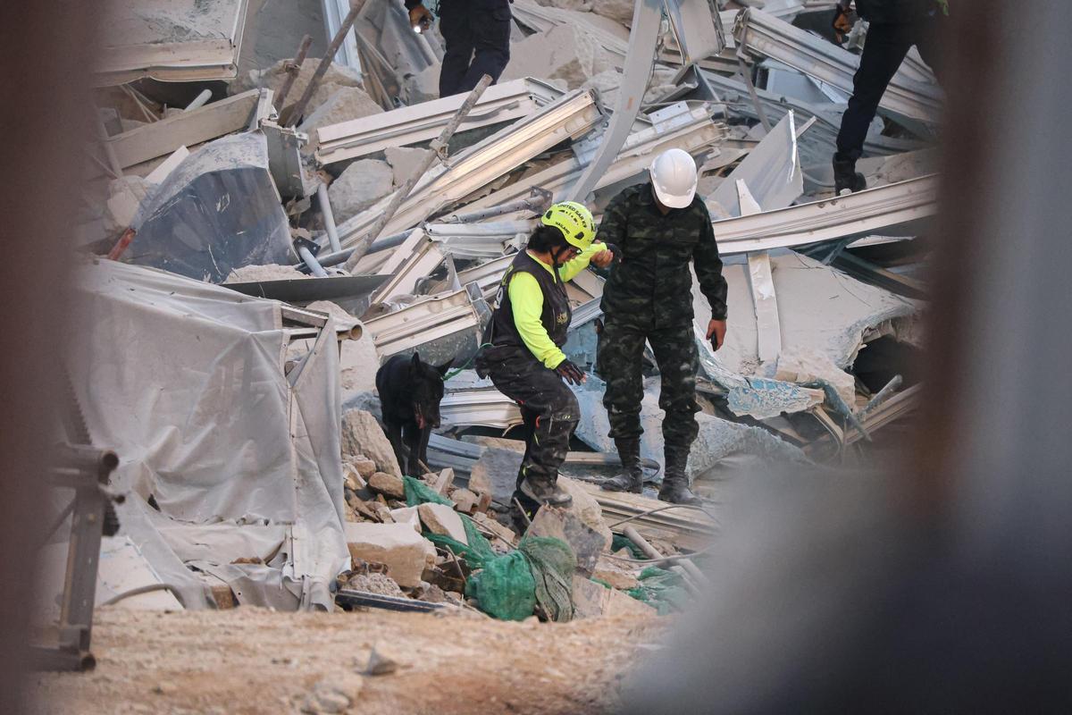 EDIFICIO TERREMOTO BIRMANIA | Un grupo de monjes presencia en directo el derrumbe de un edificio ...