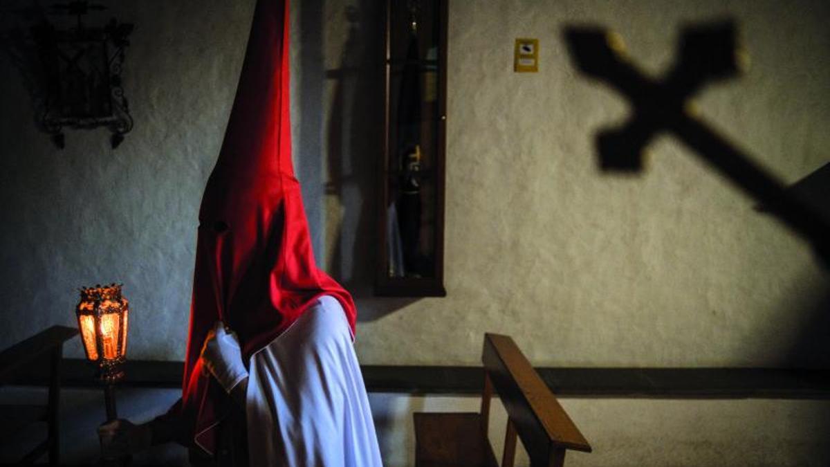 Capirote para el pecado, traje para el lunes