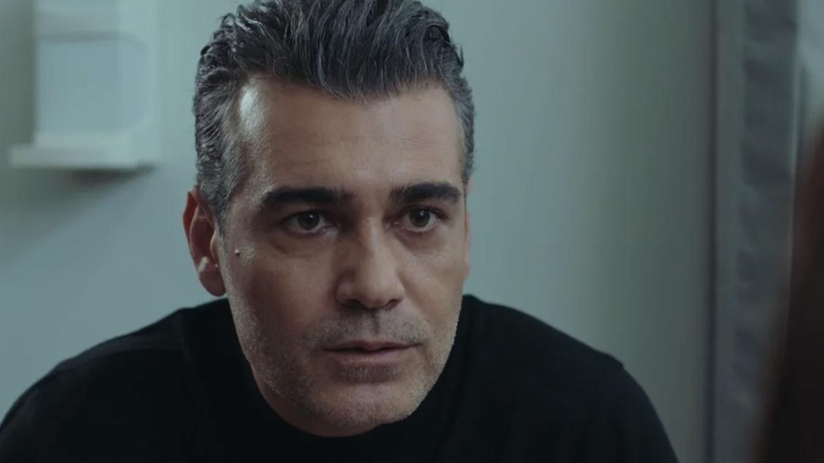 Volkan estalla al creer que Asya lo está engañando en 'Infiel', en Antena 3