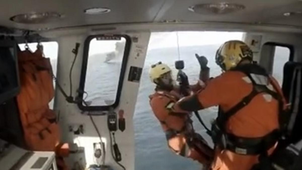 A salvo los tripulantes de un velero arrasado por el fuego a 30 millas ...