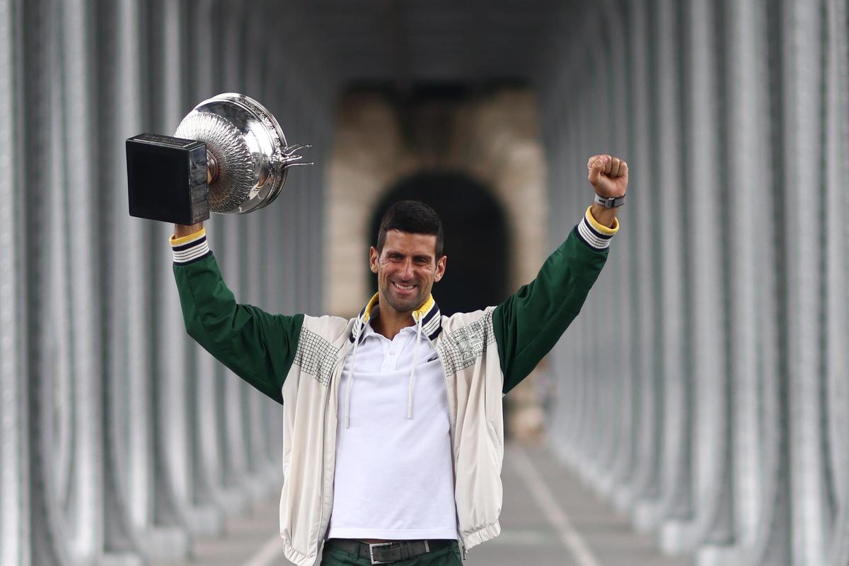 Djokovic festeja su 'grande' número 23 ante la Torre Eiffel de París