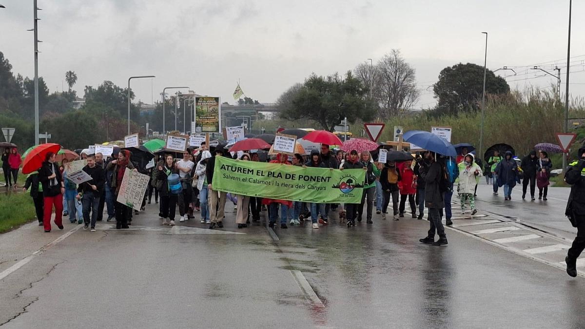 Vecinos de Gavà se manifiestan contra la construcción de 5.000 pisos en ...