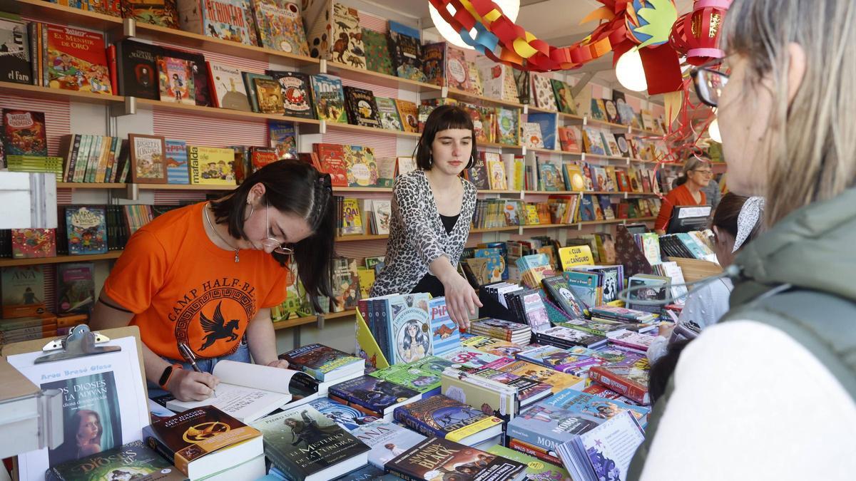 Aroa Bresó, la joven de Torrent que firma su primer libro