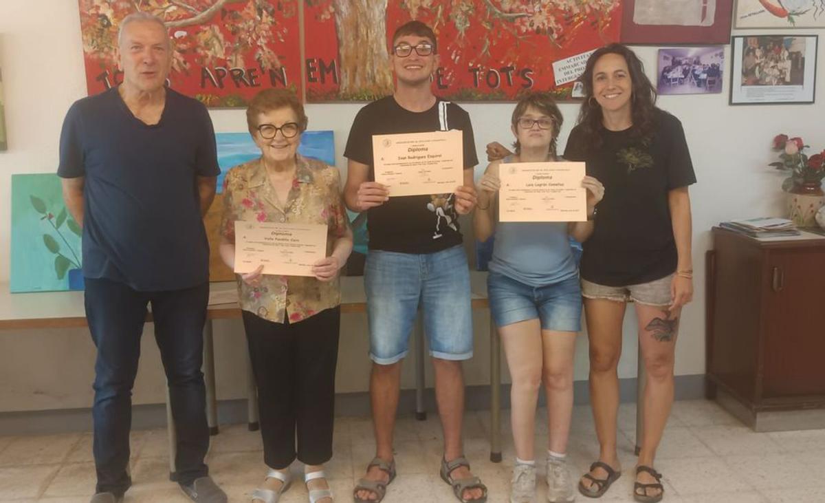 L’Associació de Veïns les Cots, el Guix i la Pujada Roja entrega ...