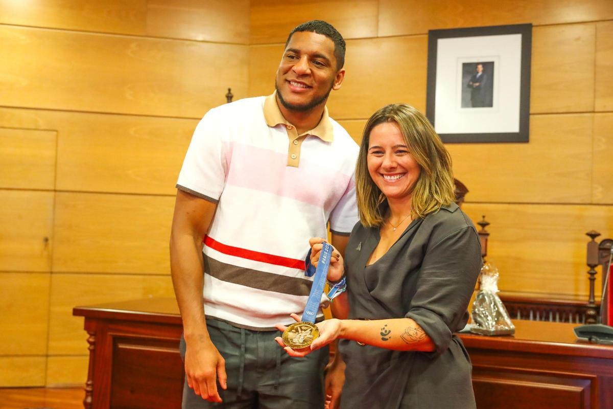 Emmanuel Reyes luce su medalla olímpica en Cambados