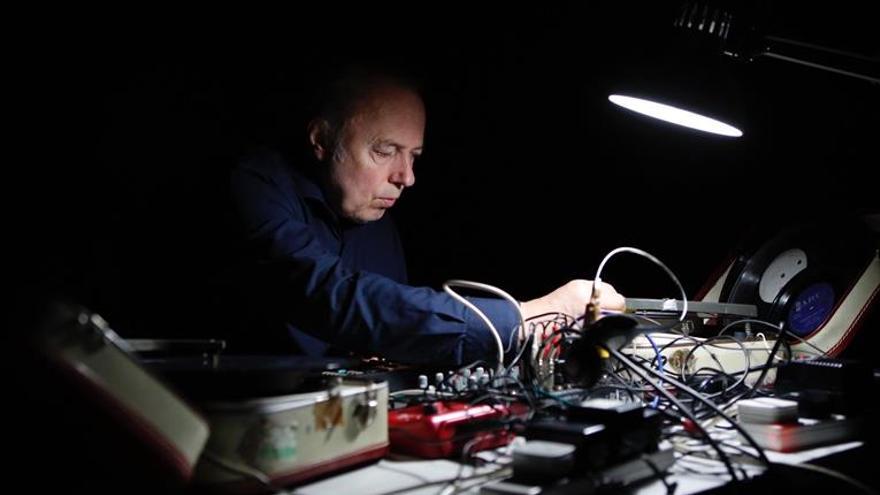 Actuación de Philip Jeck en la Caja Negra del C3A