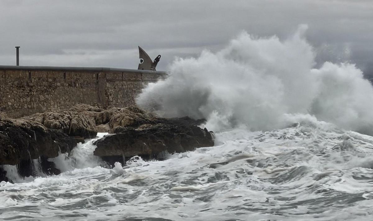 Temporal y grandes olas en L'Escala | FOTOS