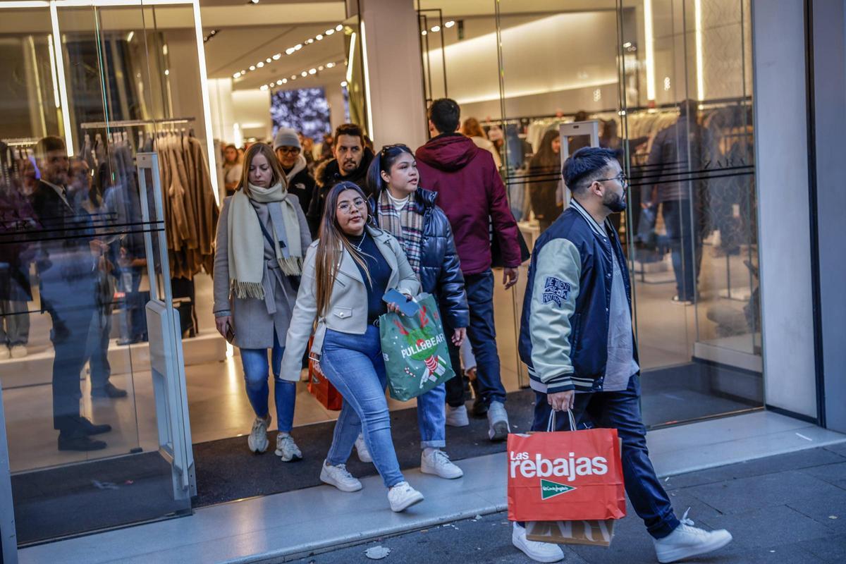 Primer día de rebajas después de Reyes con los centros comerciales a ...