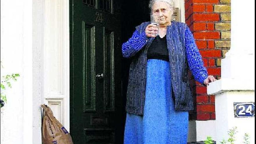 Nobel para Doris Lessing, la escritora que reflejó «la "épica" de la ...