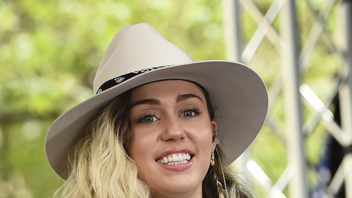 Miley Cyrus y el vestido de flores de María Escote que te alegrará el día