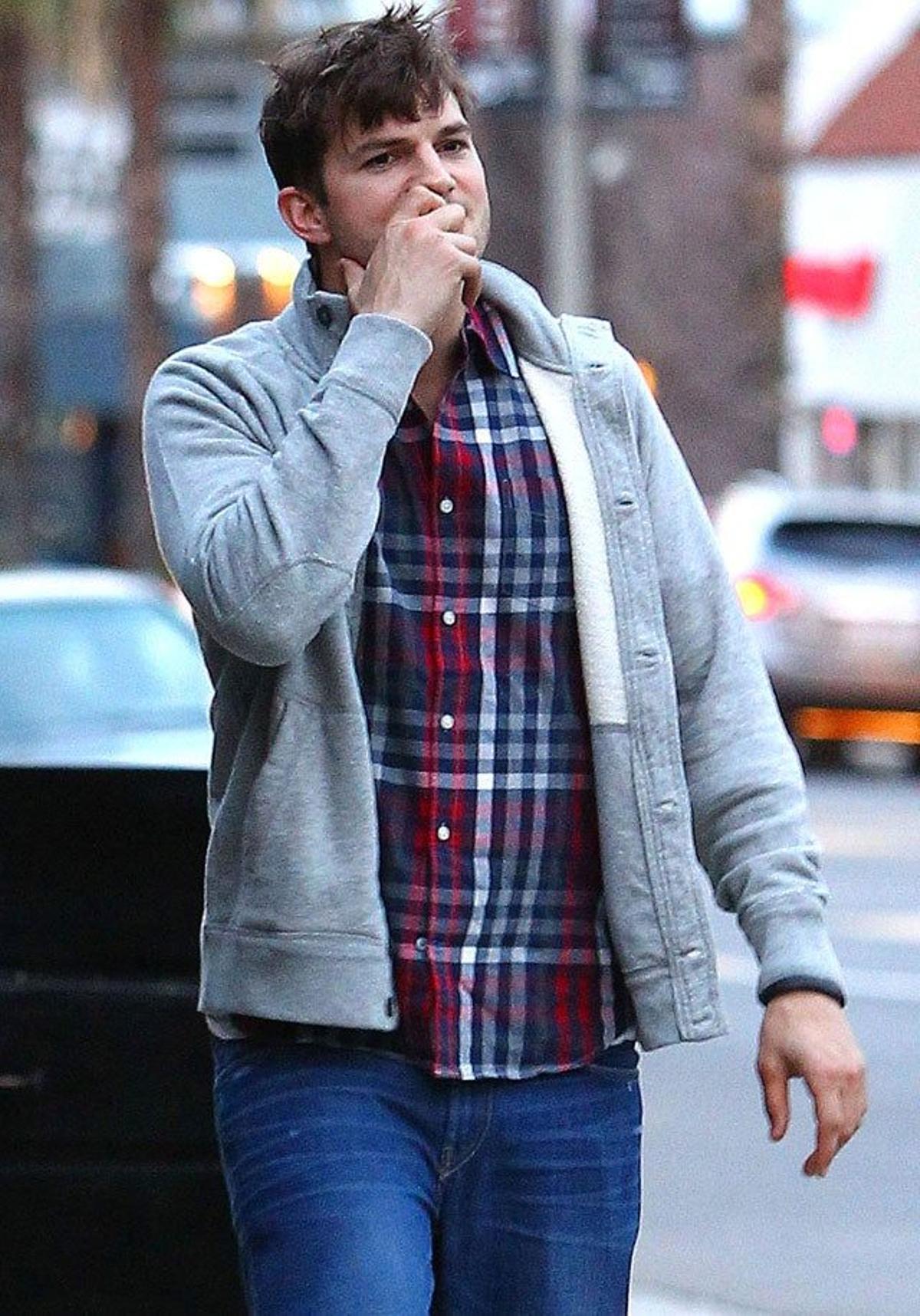 Mila Kunis y Ashton Kutcher, de paseo muy serios - Cuore