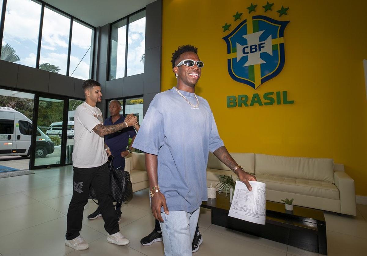 Vinicius llega sonriente y con todo el 'flow' a la concentración de Brasil