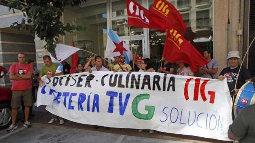 Trabajadores de la cafetería de la TVG protestan ante Sociser