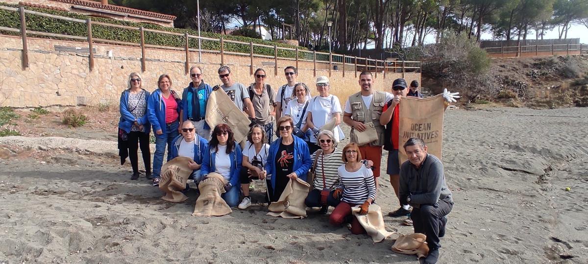 PLATGES NETES: La neteja de la Farella de Llançà retira 18 quilos de brossa