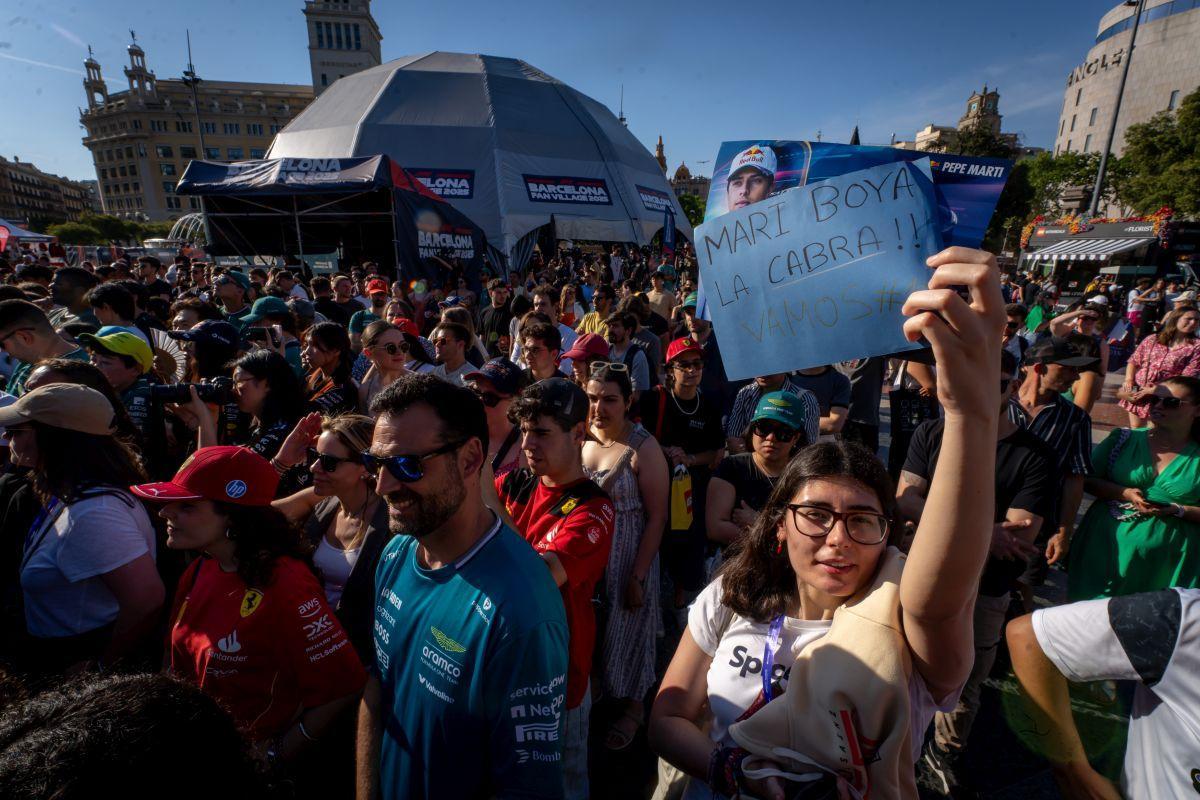 Una multitud se acerca a la Fan Zone de F1 Plaza Catalunya