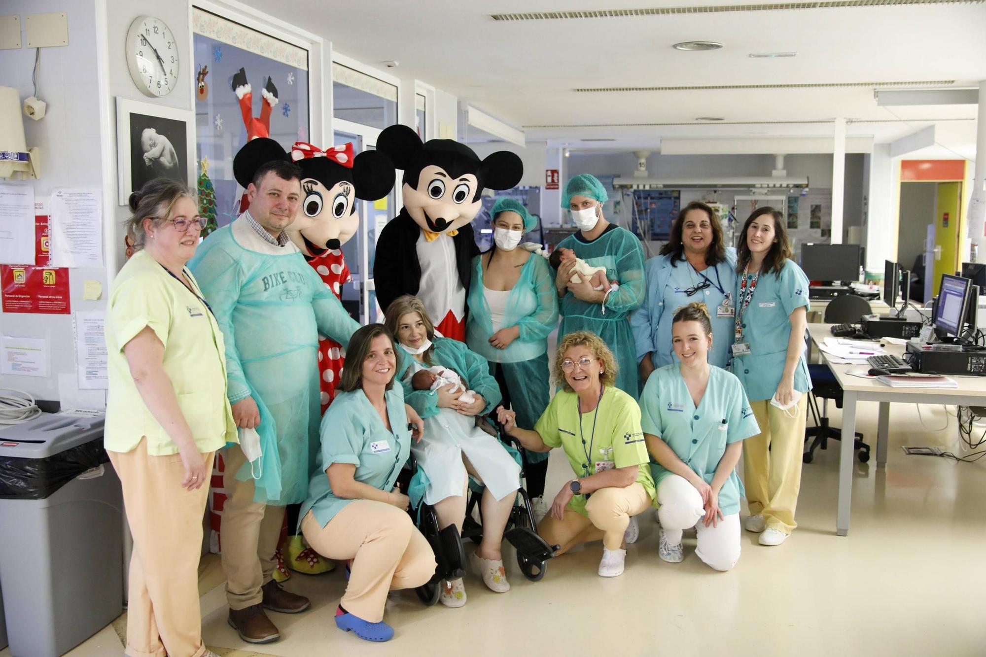 Mickey y Minnie Mouse visitan a los niños del Hospital de Cabueñes (en ...