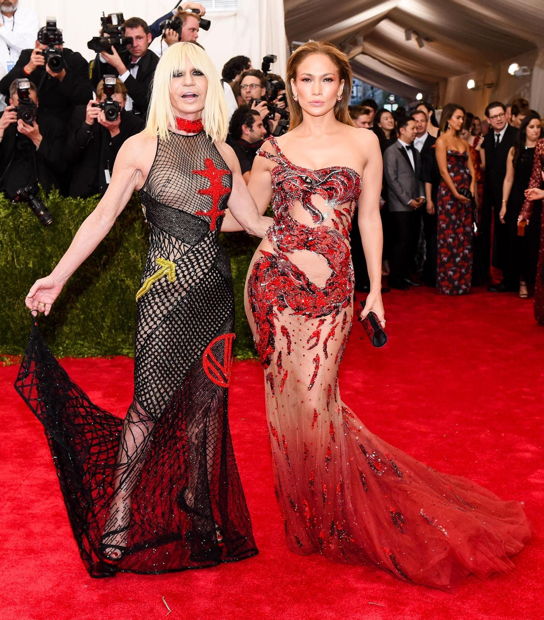 JENNIFER LÓPEZ GLOBOS ORO 2026 | Jennifer López siempre lleva el mismo ...