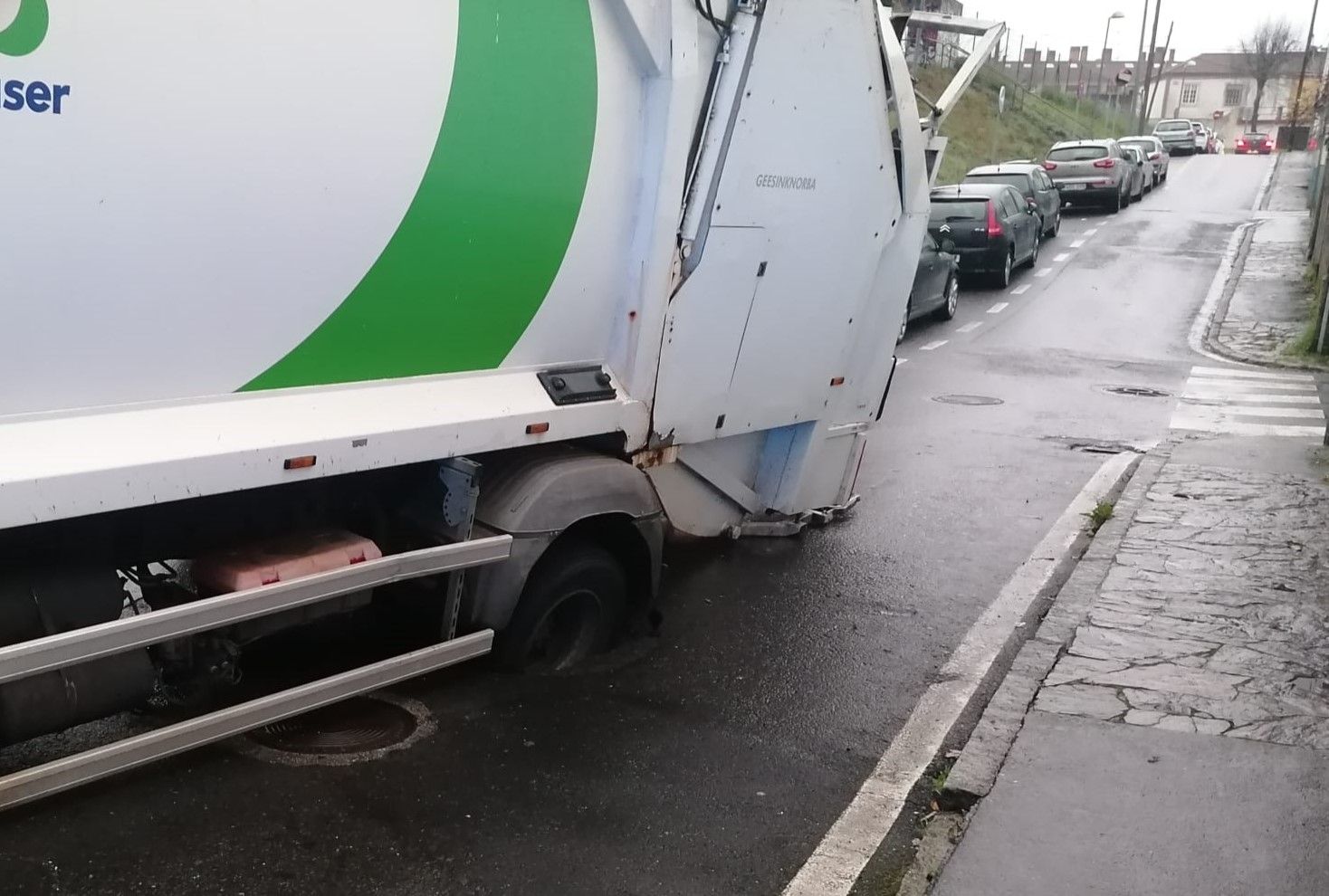 Un camión de Urbaser queda atrapado en Santiago