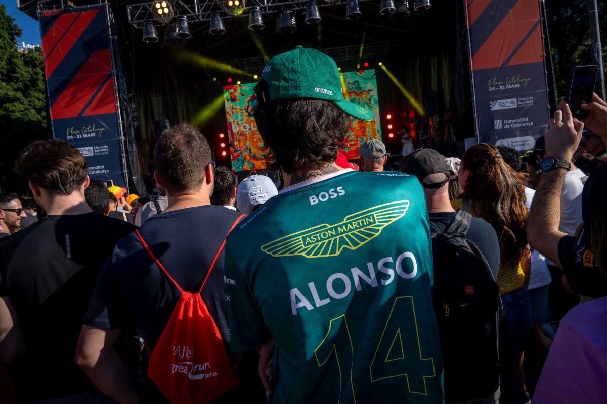 Una multitud se acerca a la Fan Zone de F1 Plaza Catalunya