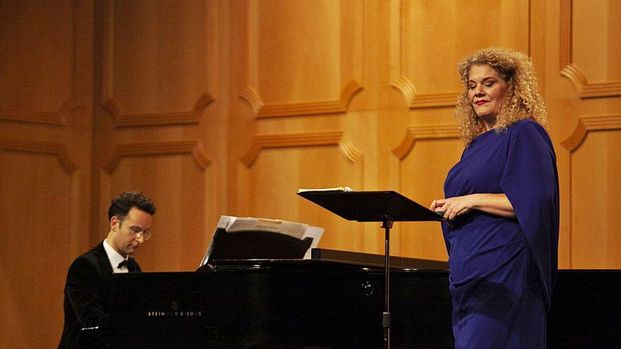 La mezzosoprano Michelle DeYoung luce todo su poderío en el Filarmónica ...