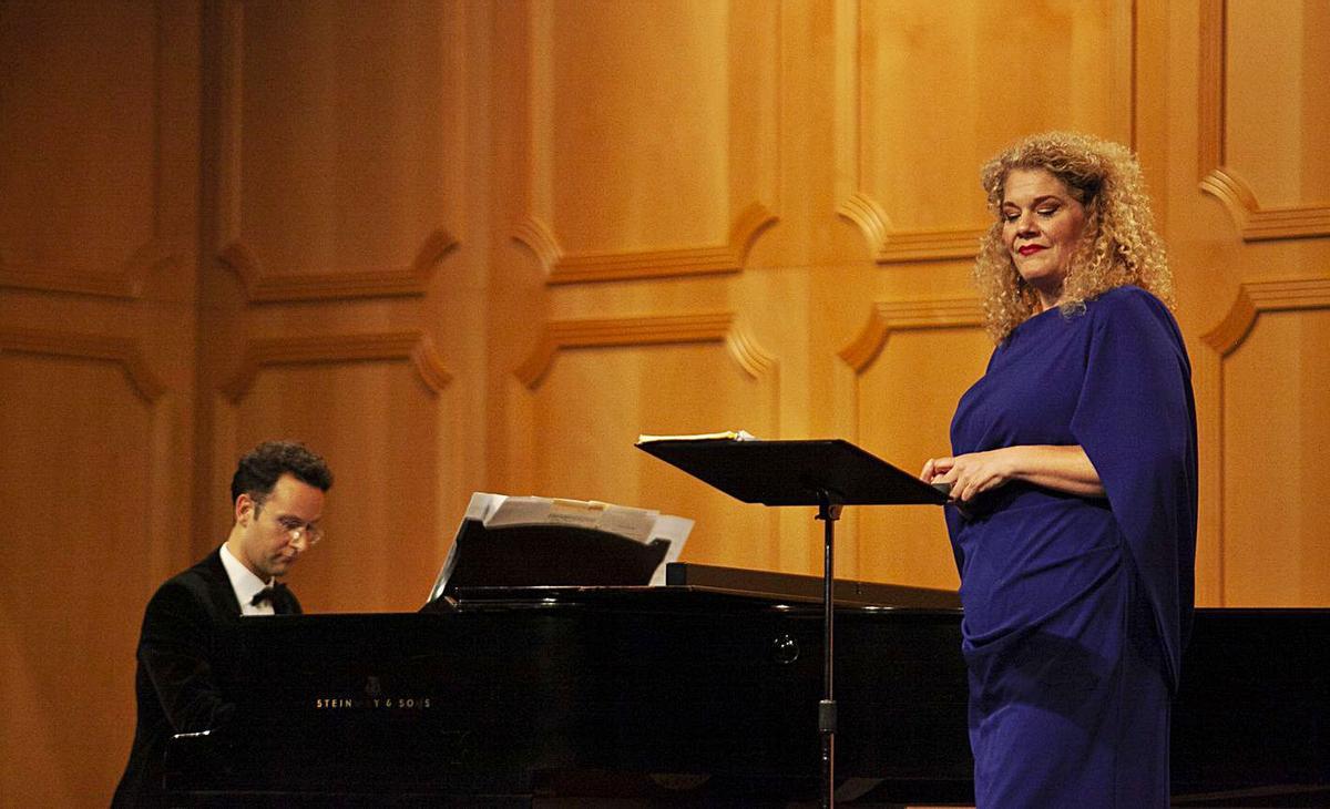 La mezzosoprano Michelle DeYoung luce todo su poderío en el Filarmónica