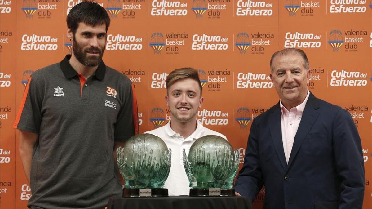 La afición otorga el Trofeo al Esfuerzo 2016-17 a Fernando San Emeteri