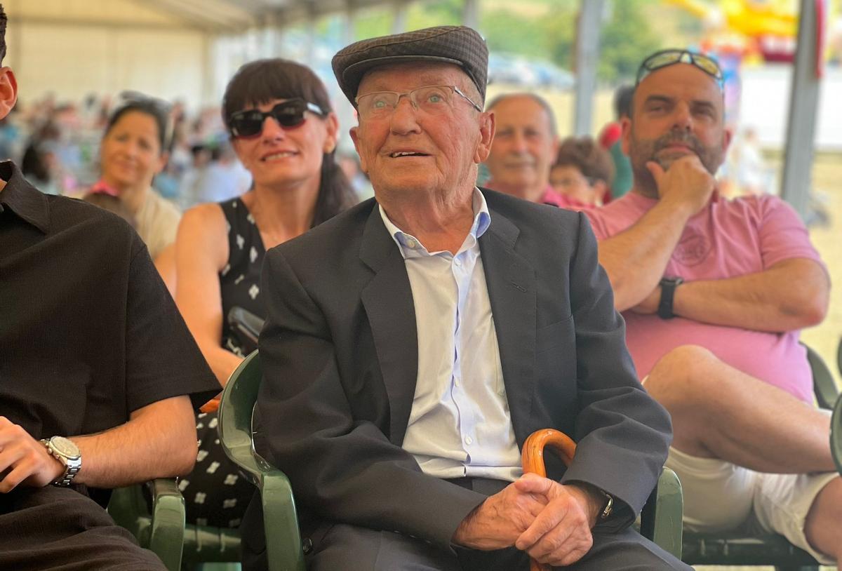 Pañeda homenajea a Constantino Mesa por el apoyo a sus fiestas ...