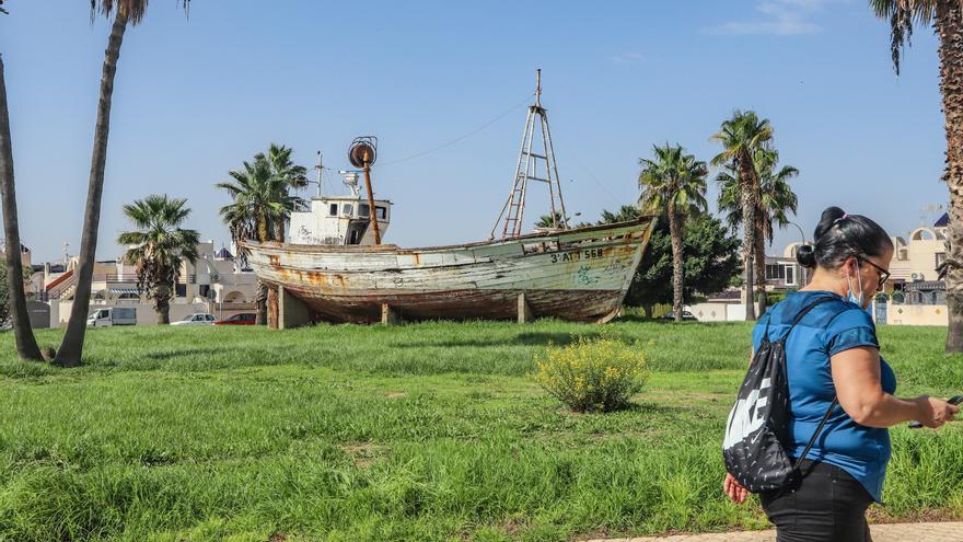 ¿Qué hace este barco pesquero de 15 metros de eslora en una rotonda de ...