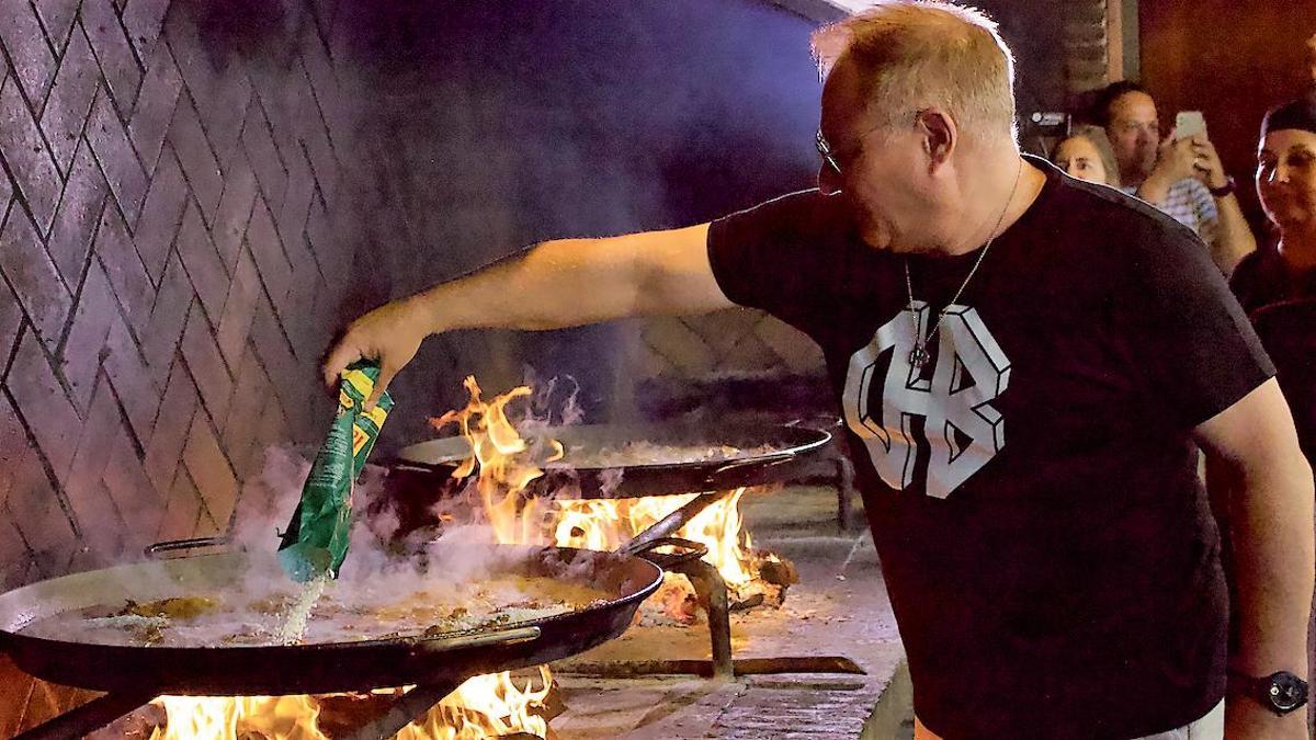 Chimo Bayo dedica un himno a la paella