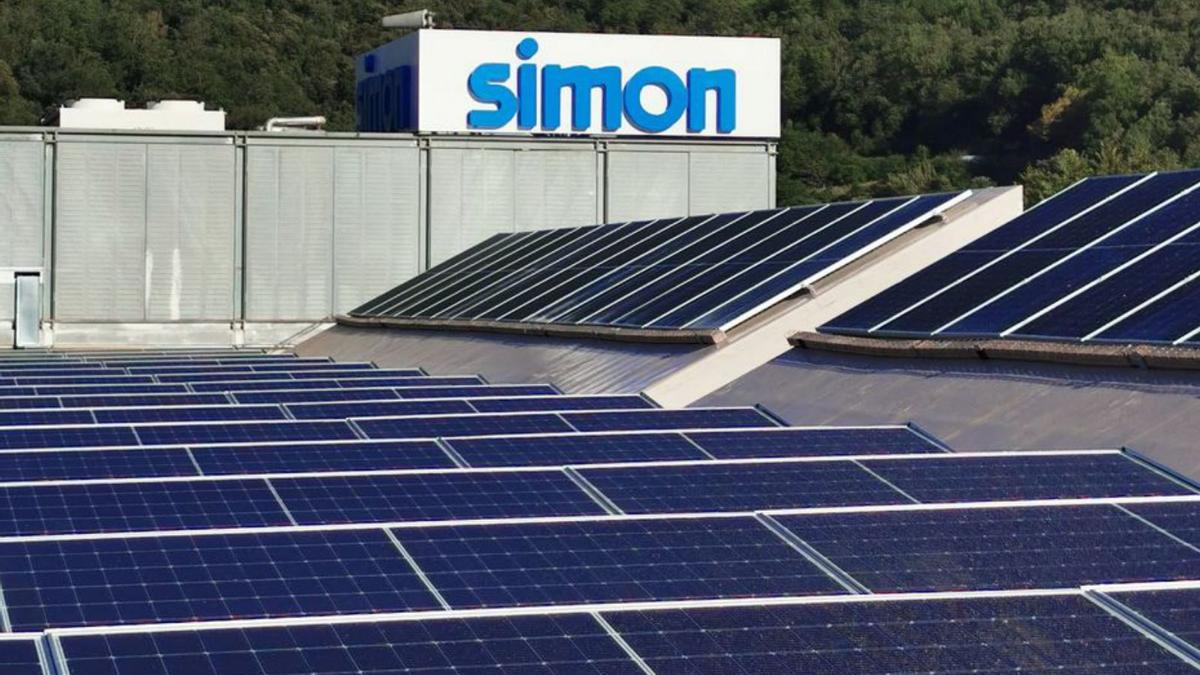 Simon posa en funcionament el parc fotovoltaic a la seu d’Olot - Diari ...