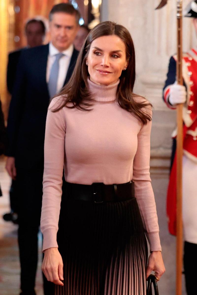 REINA LETIZIA | Su look de invierno con falda con efecto óptico y botas ...