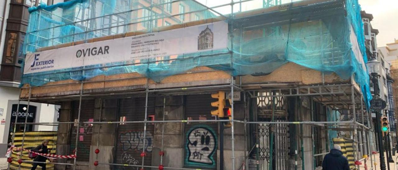 El letargo del edificio de Manuel del Busto en la calle de Los Moros ...