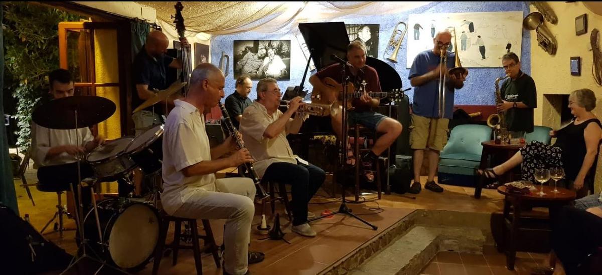 CALELLA DE PALAFRUGELL | Música en directe a l’aire lliure a la Costa ...