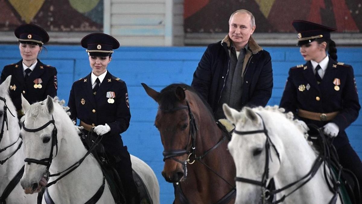 Putin monta a caballo en su visita al batallón de la policía de Moscú