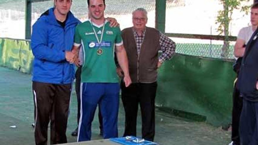 Álvaro Collar se aferra a la corona